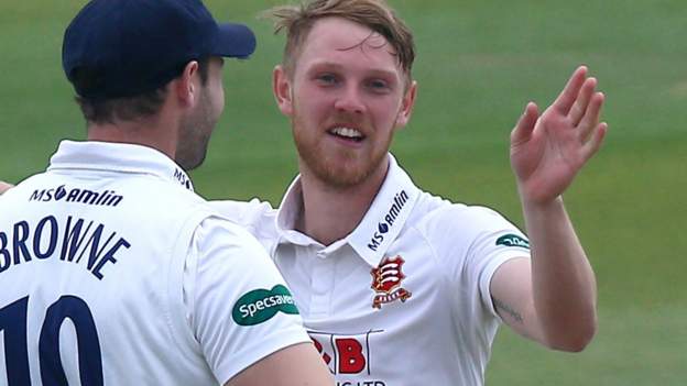 Jamie Porter: Essex agree new contract with Championship's top wicket ...