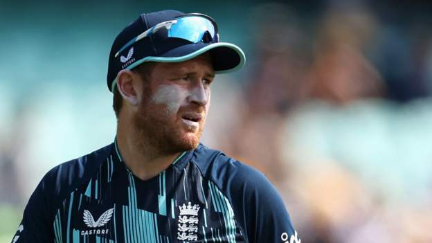 Liam Dawson: Hampshire's England all-rounder signs new contract - BBC Sport