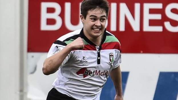 Glentoran forward Jordan Stewart closes in on Swindon Town move - BBC Sport