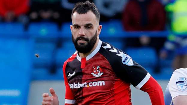 Crusaders' Robbie Weir has red card against Glenavon rescinded - BBC Sport