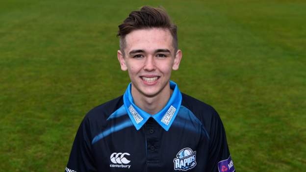 Ben Twohig: Worcestershire spinner agrees new three-year deal - BBC Sport