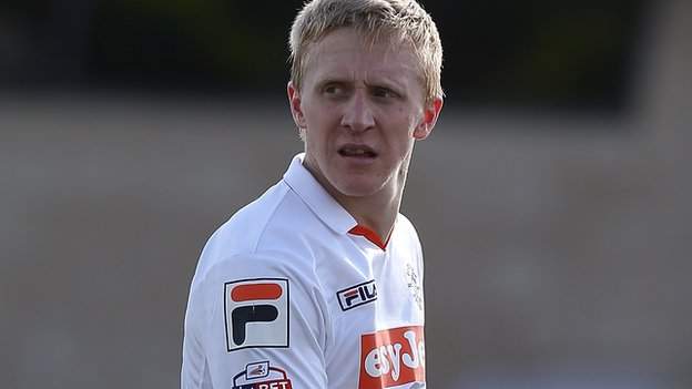 Mark Cullen: Blackpool sign Luton striker for £180,000 - BBC Sport