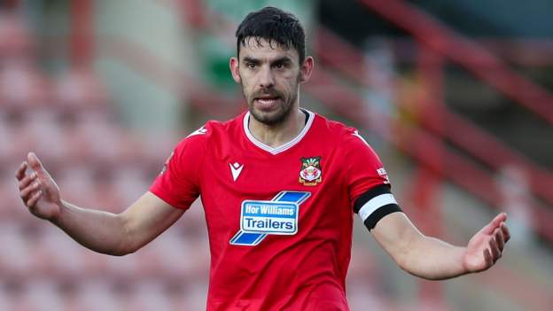 Shaun Pearson: Wrexham captain returns to Grimsby - BBC Sport