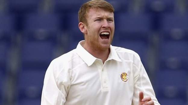 Adam Riley: Kent off-spinner extends contract - BBC Sport