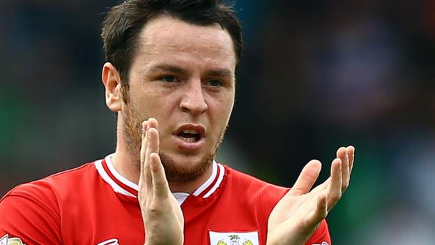 Lee Tomlin: Bristol City remain in talks with Bournemouth forward - BBC ...