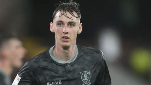 Ciaran Brennan: Sheffield Wednesday defender signs new deal - BBC Sport