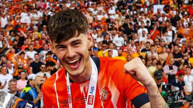 Elliot Thorpe: Shrewsbury Town agree season-long loan for Luton wing ...