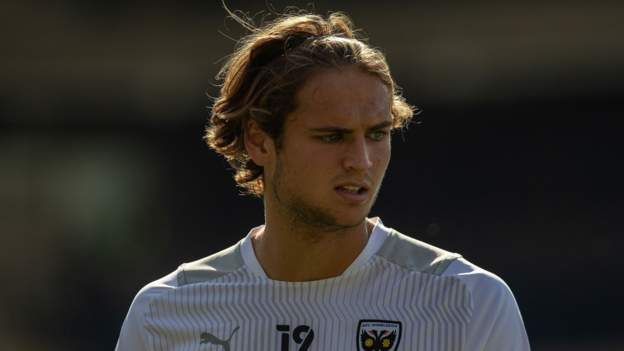 Aaron Pressley: AFC Wimbledon striker out with hamstring injury - BBC Sport