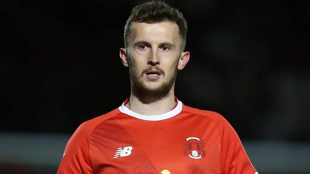 Tom James: Leyton Orient defender signs new two-year contract - BBC Sport