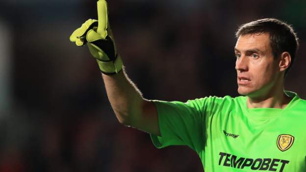 Stephen Bywater: Burton Albion goalkeeper signs new contract - BBC Sport