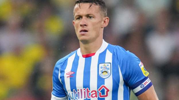 Jonathan Hogg: Huddersfield Town captain extends his contract - BBC Sport