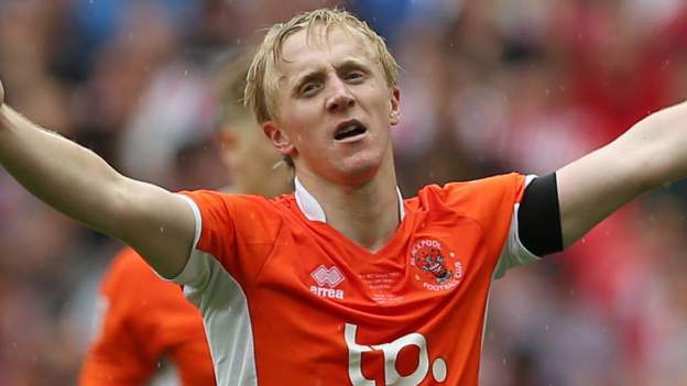 Mark Cullen: Blackpool striker signs one-year contract extension - BBC ...