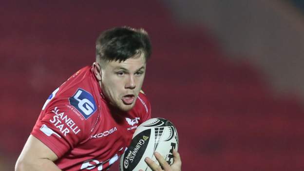 Steffan Evans: Scarlets back signs new deal to keep him with Welsh ...