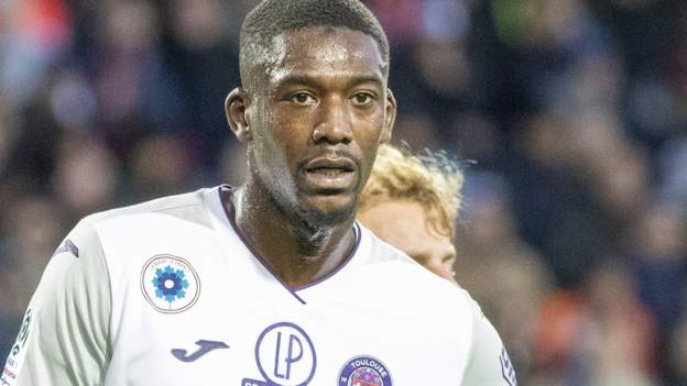 Yaya Sanogo: Huddersfield Town sign former Arsenal striker - BBC Sport