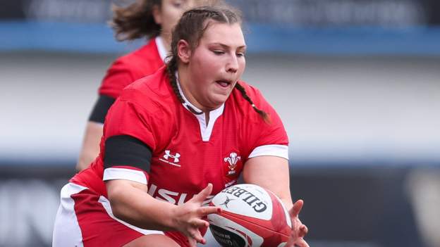 Gwenllian Pyrs: Wales prop joins Sale Sharks Women - BBC Sport