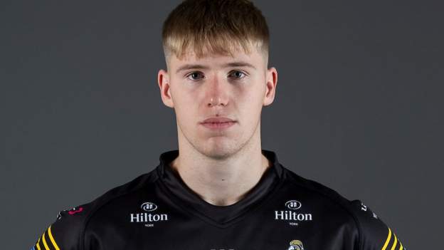 Toby Warren: Leeds Rhinos sign teenage forward from York - BBC Sport