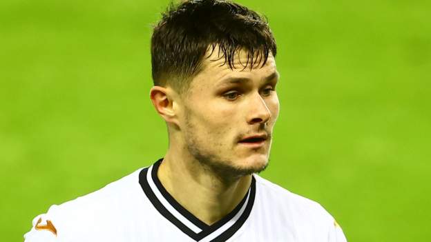 Liam Cullen: Lincoln City sign Swansea City striker on loan - BBC Sport