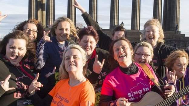Great Edinburgh Winter Run: The singing running team - BBC Sport