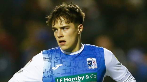 Jacob Wakeling: Swindon Town sign former Leicester City forward - BBC Sport