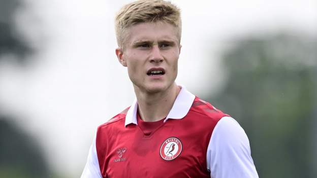 Sam Bell: Bristol City striker signs new three-year deal - BBC Sport