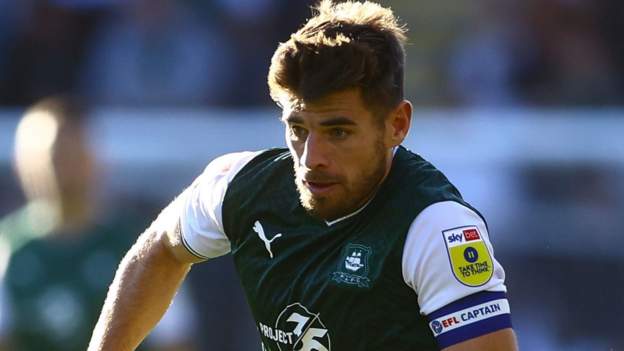 Joe Edwards: Plymouth Argyle captain signs new deal to 2025 - BBC Sport
