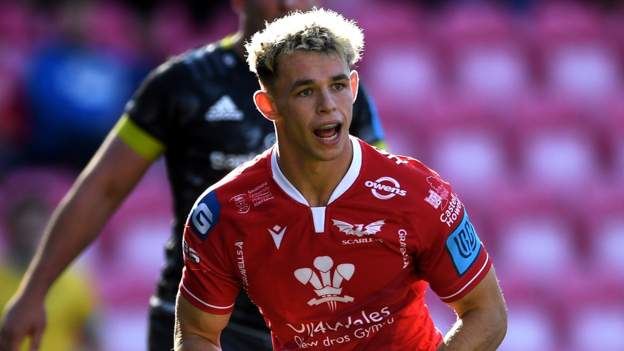 Tom Rogers: Wales back signs new Scarlets contract - BBC Sport