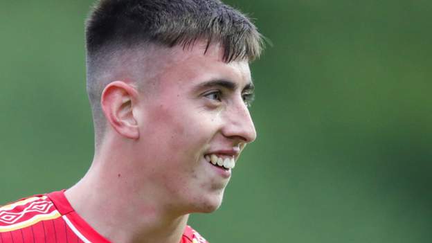 Darragh Burns: Milton Keynes Dons sign St Patrick's Athletic winger ...