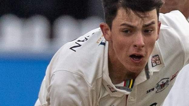 Dominic Goodman: Gloucestershire fast bowler signs new deal - BBC Sport