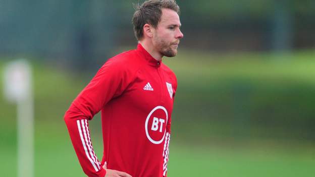 Chris Gunter: Wales defender to join Charlton Athletic - BBC Sport