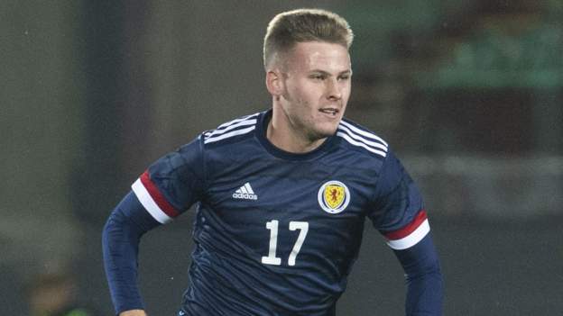 James Scott: Hibernian take Hull City forward on loan - BBC Sport