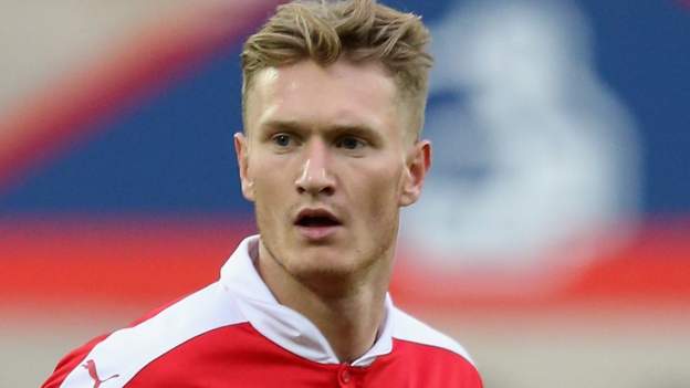 Michael Smith: Swindon Town striker joins Portsmouth on loan - BBC Sport