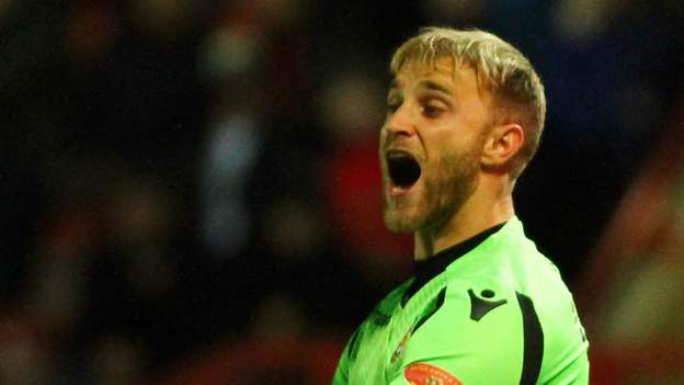 Rob Lainton: Goalkeeper signs Wrexham contract extension - BBC Sport