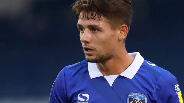 Rob Hunt: Swindon Town sign former Oldham Athletic full-back - BBC Sport