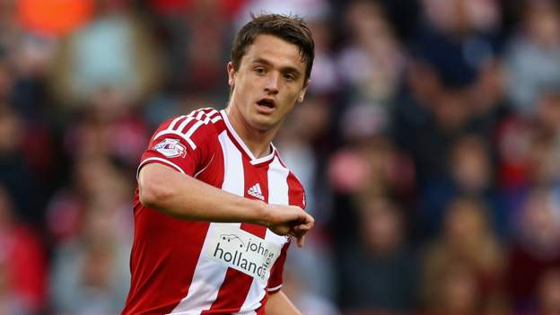 Stephen McGinn: Wycombe sign ex-Dundee midfielder - BBC Sport