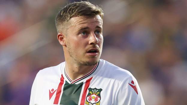 James Jones: Wrexham midfielder signs new contract - BBC Sport