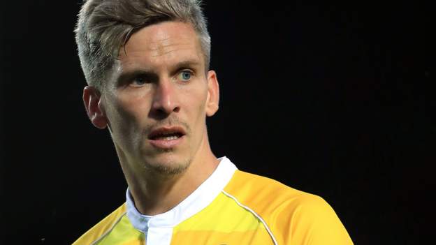 Steve Morison: Millwall striker signs new contract until 2018 - BBC Sport