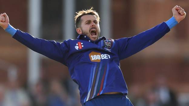 Jack Taylor: Gloucestershire off-spinner signs new contract - BBC Sport