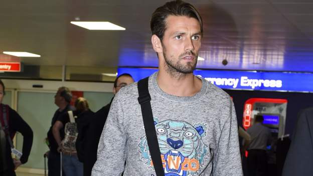 Logan Bailly: Celtic sign Belgian goalkeeper - BBC Sport