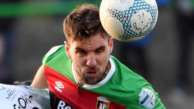 Glentoran defender Gavin Peers signs for Warrenpoint Town - BBC Sport