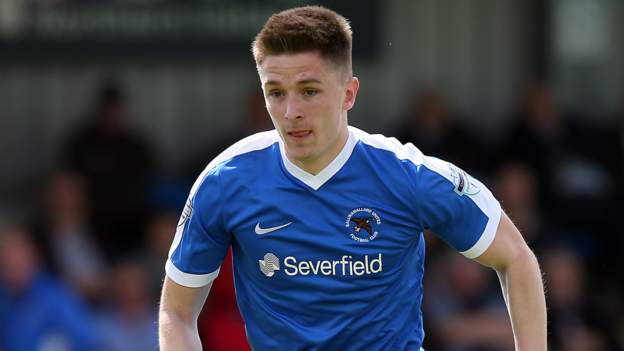 Cliftonville: Ryan Curran to join Reds from Ballinamallard - BBC Sport