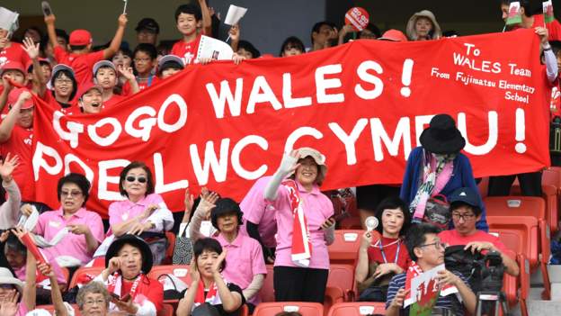 Rugby World Cup 2019: Wales training attracts 15,000 in Japan - BBC Sport