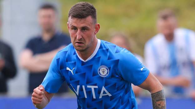 Scott Quigley: Stockport County forward moves to Rochdale on season ...