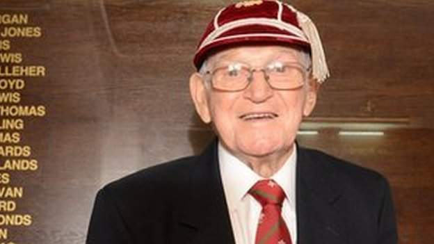 Ernie Lewis: Oldest WRU international referee dies, aged 91 - BBC Sport