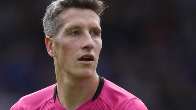 Jim McNulty: Rochdale defender extends contract until 2021 - BBC Sport