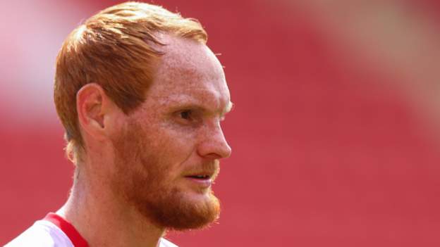 Shaun MacDonald: Former Swansea midfielder signs for Penybont - BBC Sport