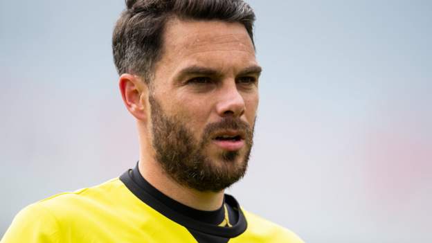 Glenn Morris: Crawley Town goalkeeper signs new contract - BBC Sport