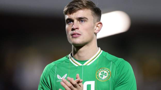 Adam Murphy: Bristol City sign Republic of Ireland Under-21 midfielder - BBC Sport