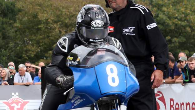 Classic TT: Jamie Coward takes maiden win in Junior class - BBC Sport