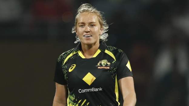 Kim Garth: Former Ireland international earns first central contract ...