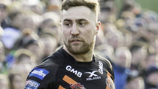 James Clare: Castleford Tigers winger signs contract extension - BBC Sport